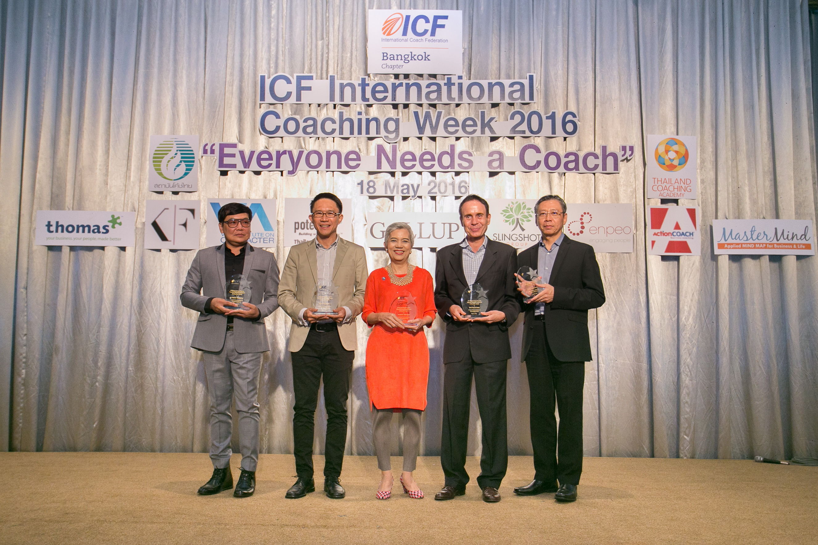 โค้ชสลิงชอทรับรางวัลจากไอซีเอฟ