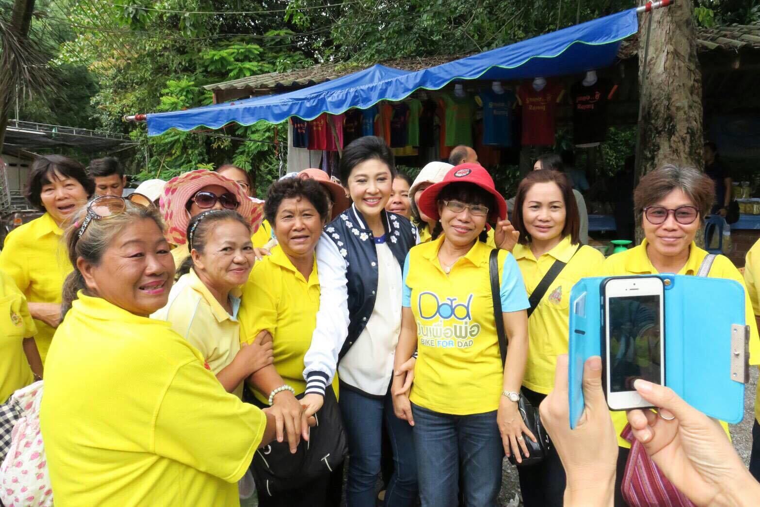 'อดีตนายกฯ' เที่ยวระยอง ชิมทุเรียน-ผลไม้ ชาวบ้านรู้ข่าวแห่ต้อนรับ