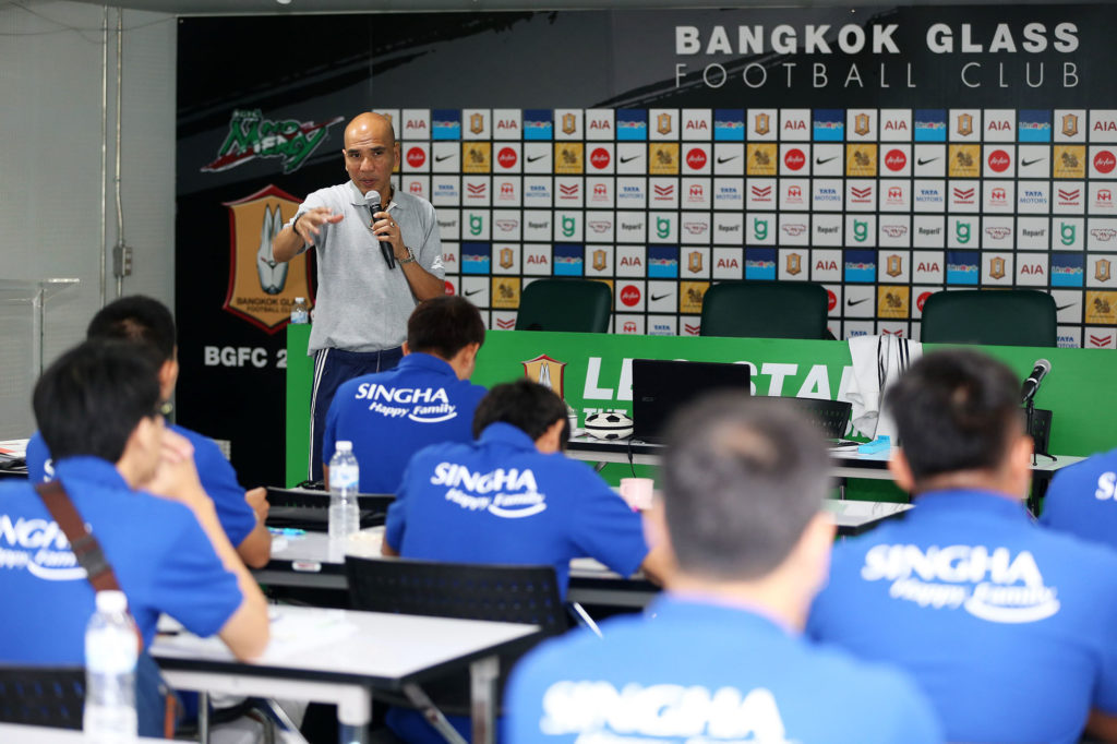 'สิงห์' ผนึก 'บางกอกกล๊าส' สานต่อโครงการฝึกอบรมผู้ฝึกสอนกีฬาฟุตบอลอาชีพ ...