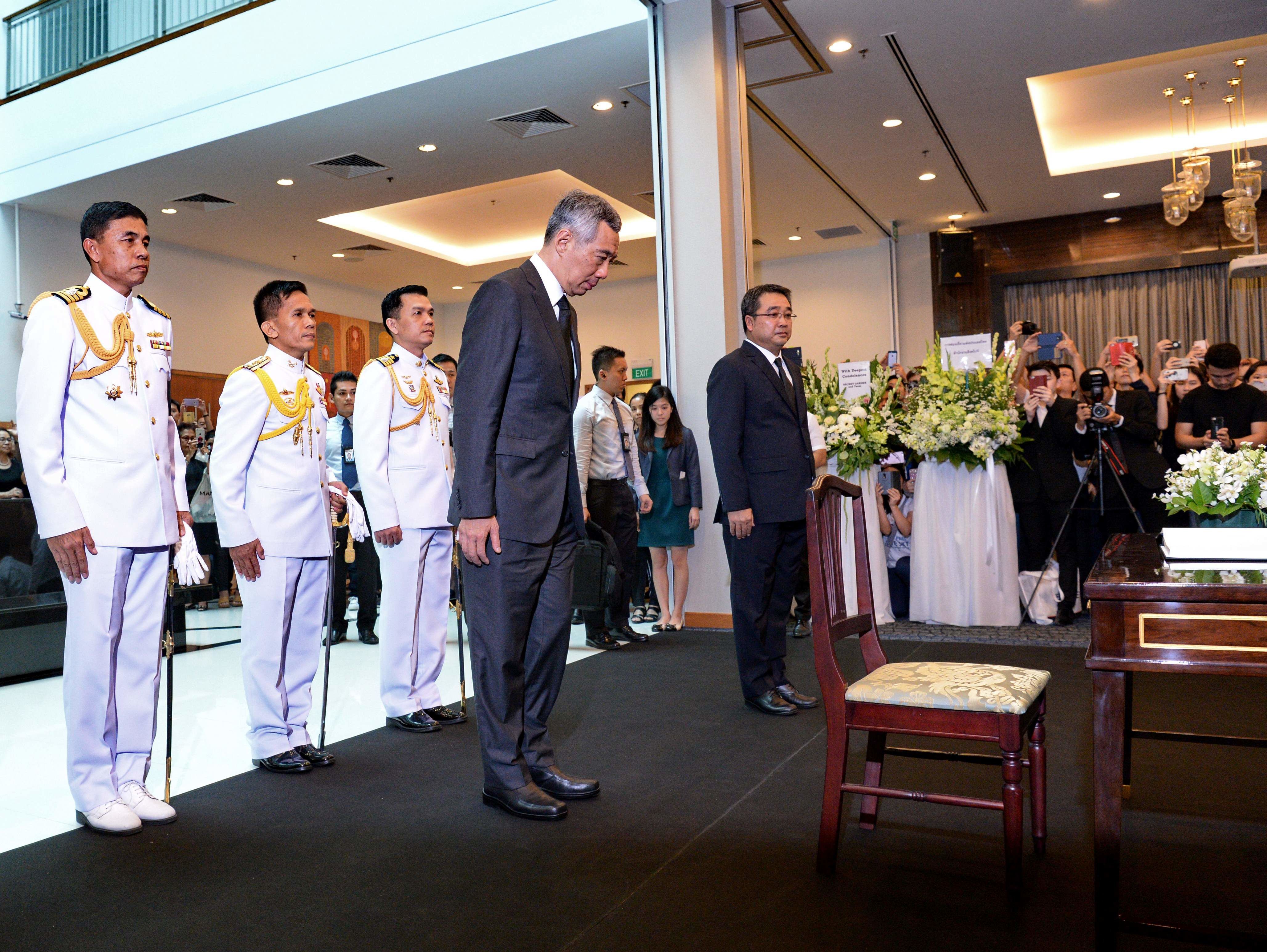 'ลี เซียน หลุง'ลงนามถวายความอาลัยพระบาทสมเด็จพระเจ้าอยู่หัวในพระบรมโกศ