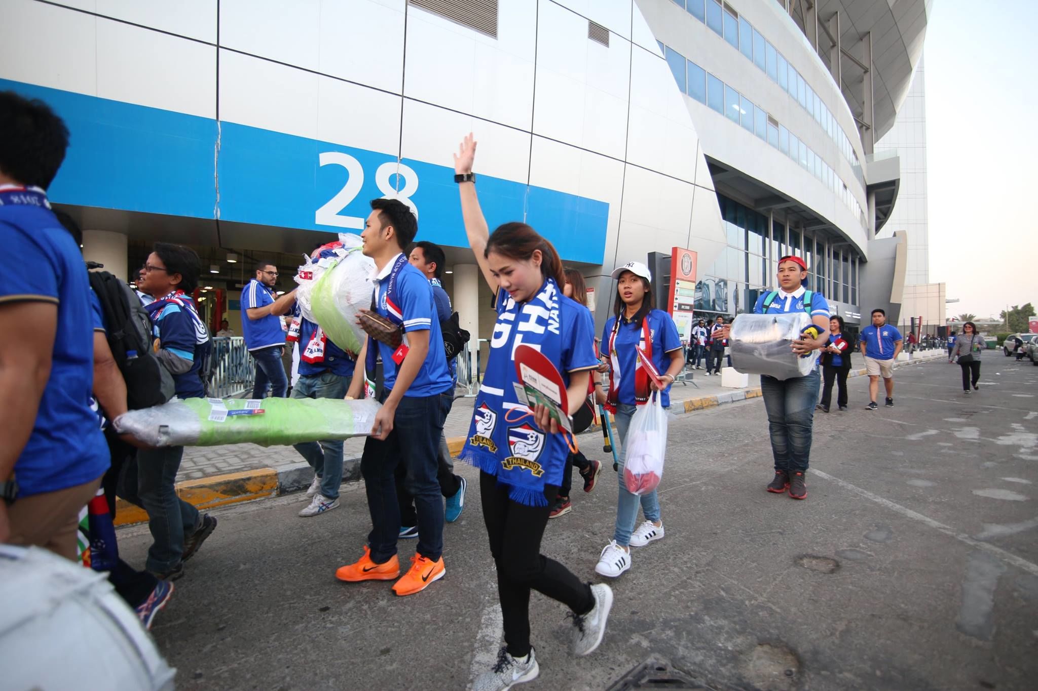 ประมวลภาพแฟนบอลไทยแห่เชียร์'ช้างศึก'ติดขอบสนามเกมบุกพ่าย'ยูเออี'1-3