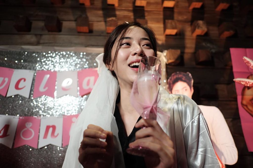 เด็ดเวอร์! ส่องปาร์ตี้สละโสดของ 'นิวเคลียร์' ที่เพื่อนสาวจัดให้ พร้อม ...