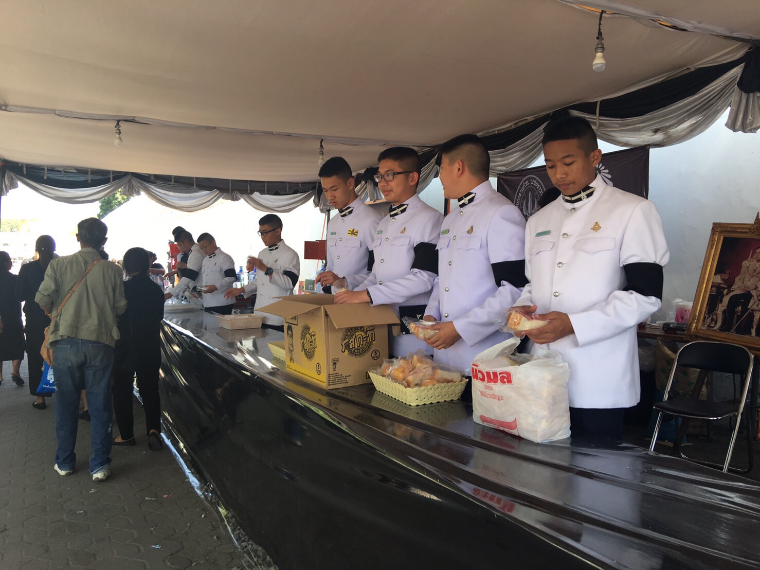 ขรก.ครูเผยความประทับใจ 'ในหลวง ร.9' พร้อมตั้งปณิธานต่อหน้าพระบรมโกศจะ ...