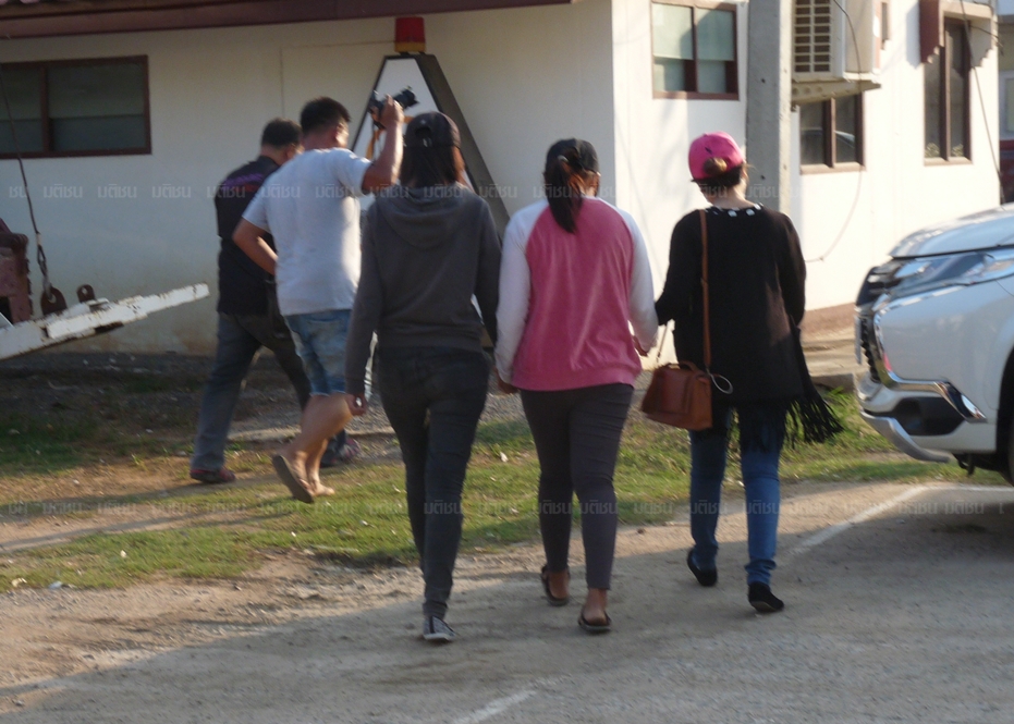 รู้ตัวแล้ว! 4 ทหารค่ายพ่อขุนผาเมือง รุมฉุดสาว18 ปีข่มขืนในรถ ล่าสุดจับแล้ว 2
