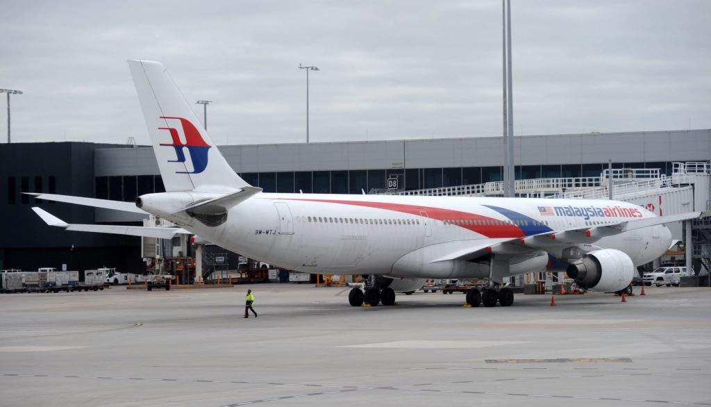 เครื่องบินมาเลเซียแอร์ไลน์ส MH128 ป่วน! หลังผู้โดยสารพยายามบุกห้อง ...