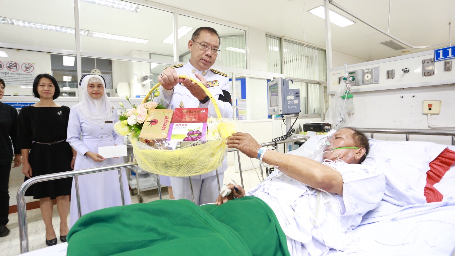 ร.10 พระราชทานสิ่งของจิตอาสาจ.เชียงใหม่ รถพลิกคว่ำ