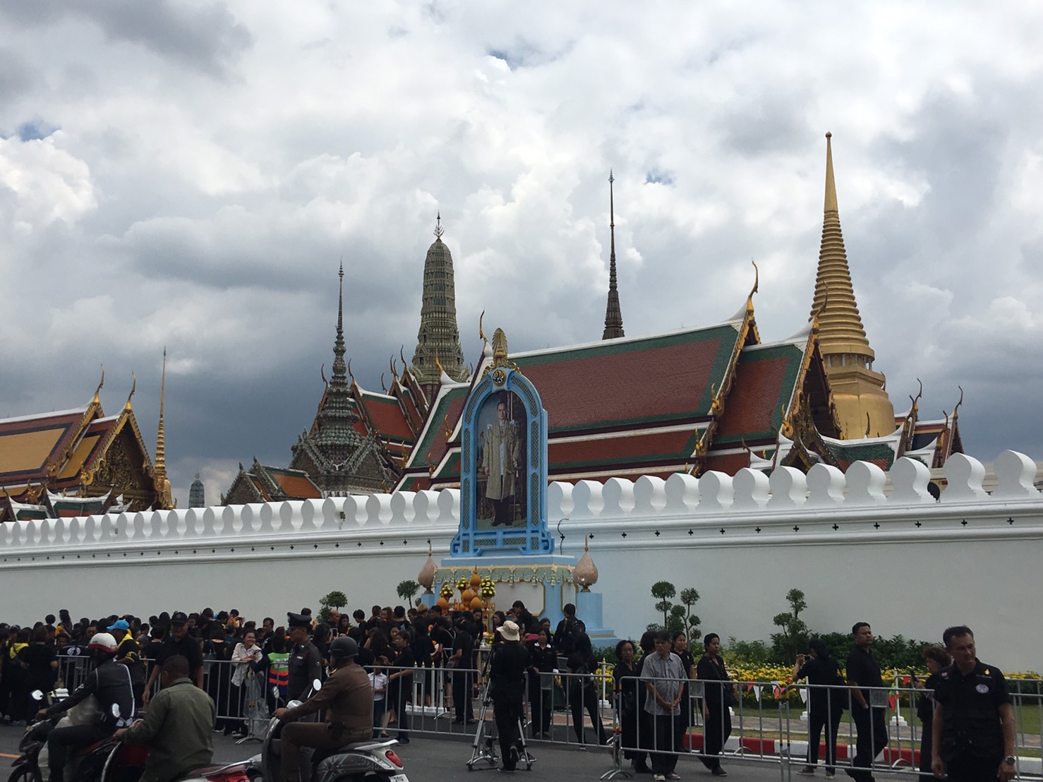 ประชาชนถวายดอกไม้สักการะ ร.9 เป็นวันที่ 7 เนืองแน่น