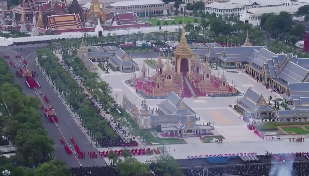 ร.10-พระเทพฯ เสด็จฯ ยาตราริ้วขบวนพระมหาพิชัยราชรถทรงพระบรมโกศไปยังพระ ...