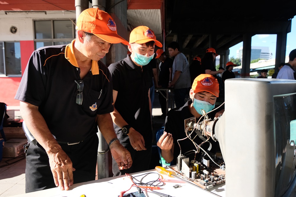 อาชีวะให้บริการ Fix It Center ช่วยเหลือผู้ประสบภัยพิบัติ ถวายเป็นพระราชกุศล