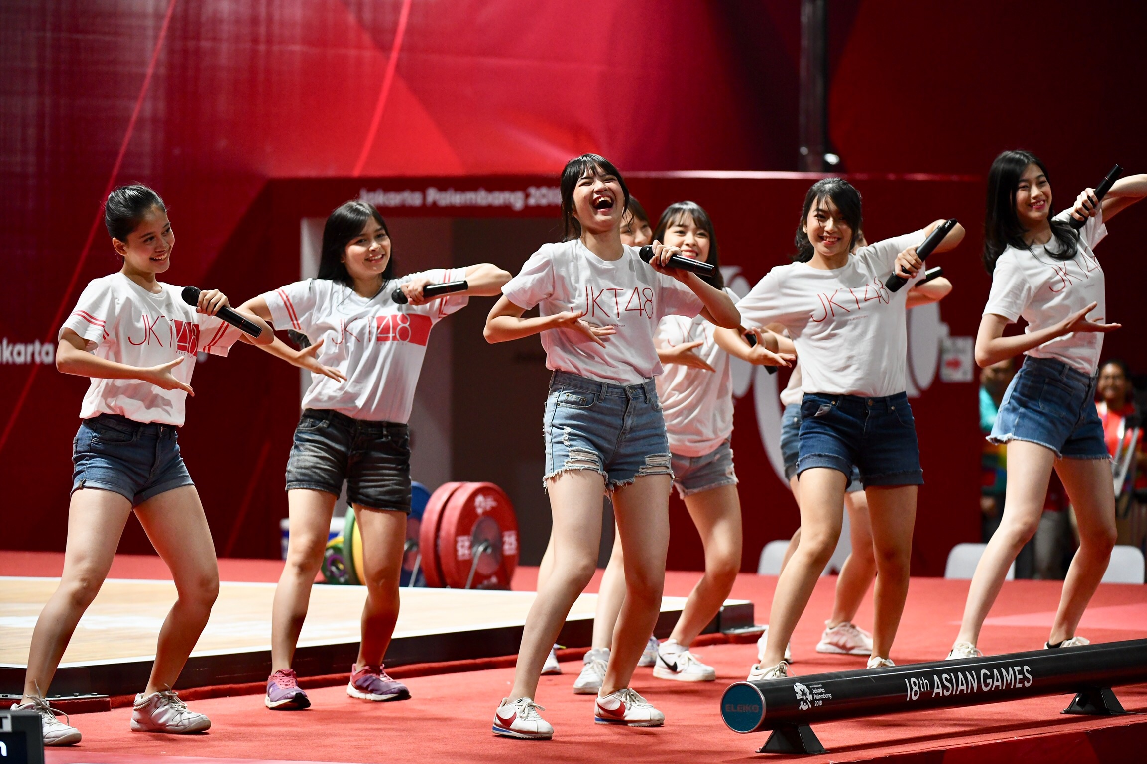 น่ารักอะ! ‘JKT48’ ร่วมแสดงโชว์ระหว่างช่วงพักการแข่งขันยกเหล็กศึก ...