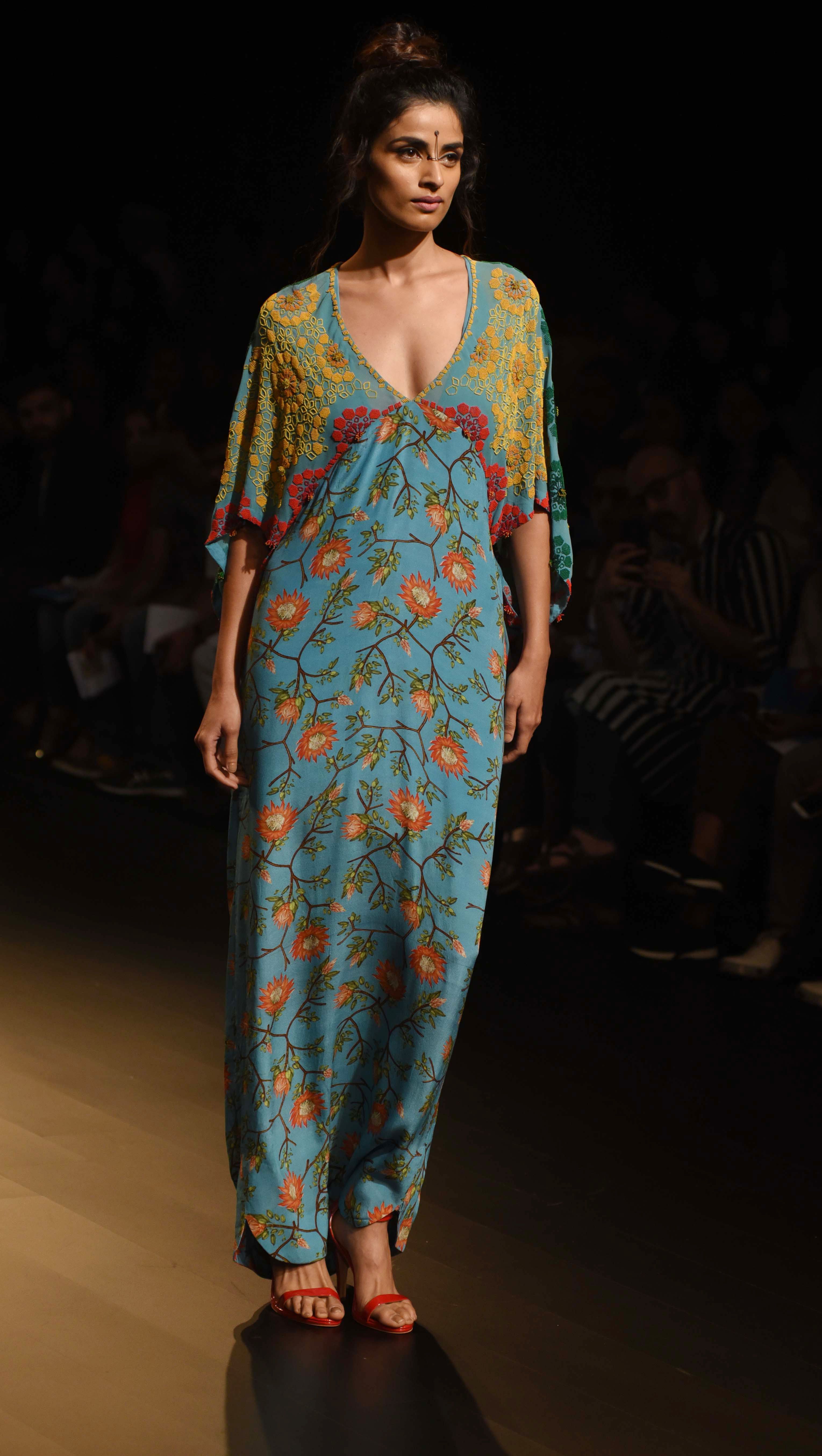 แฟชั่น...สวยใจละลายกับ สาวชุดลาย