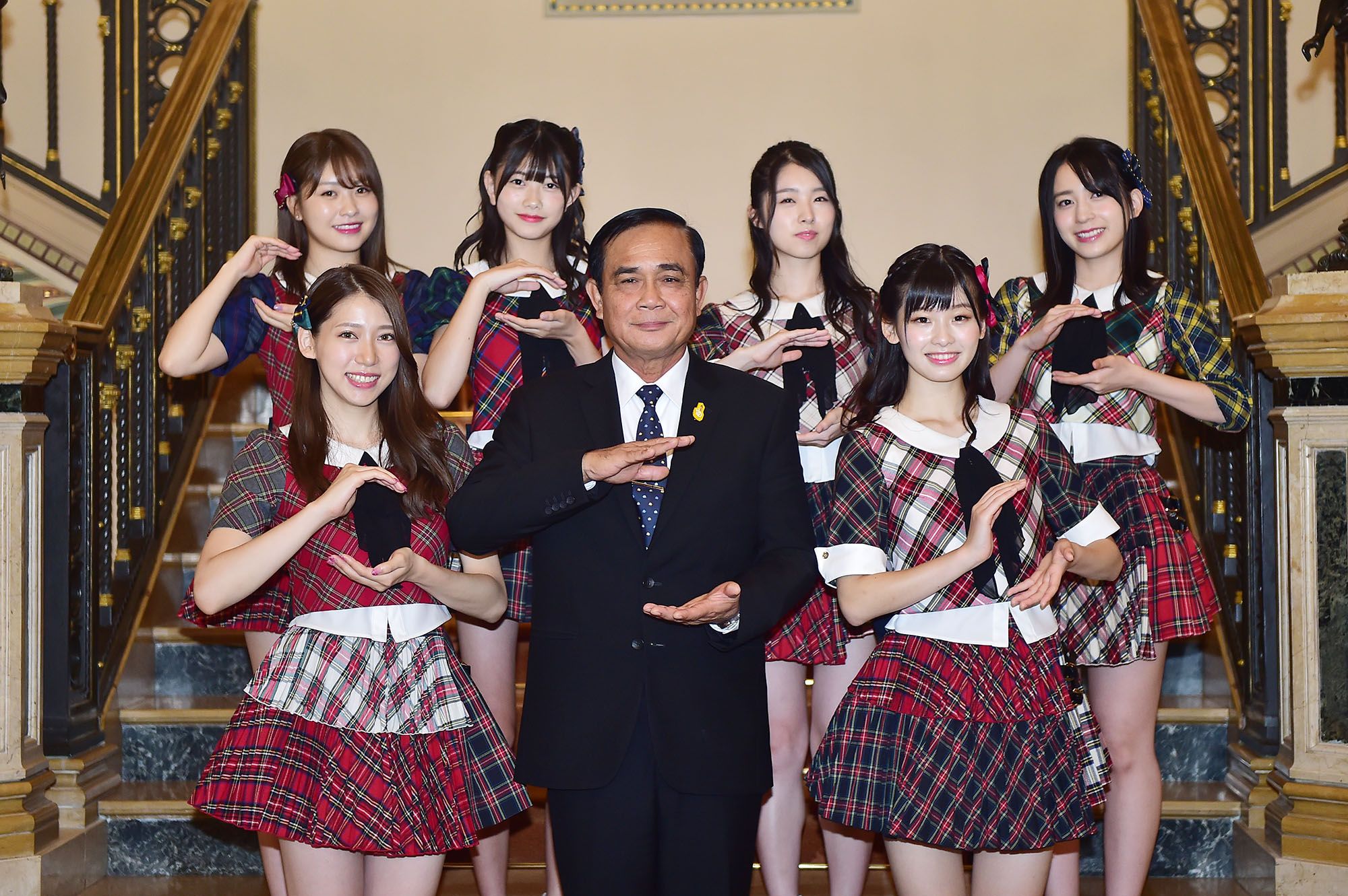 'บิ๊กตู่' พบ 'AKB 48' โอตะระดับซูเปอร์วีวีไอพี