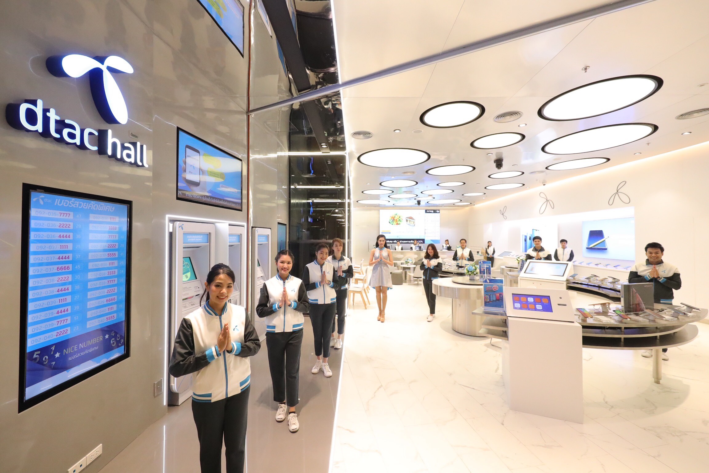 ‘ดีแทค’ ฉลองเปิดศูนย์บริการใหม่ ‘ไอคอนสยาม’ ลุยให้บริการเต็มที่ พร้อม ...