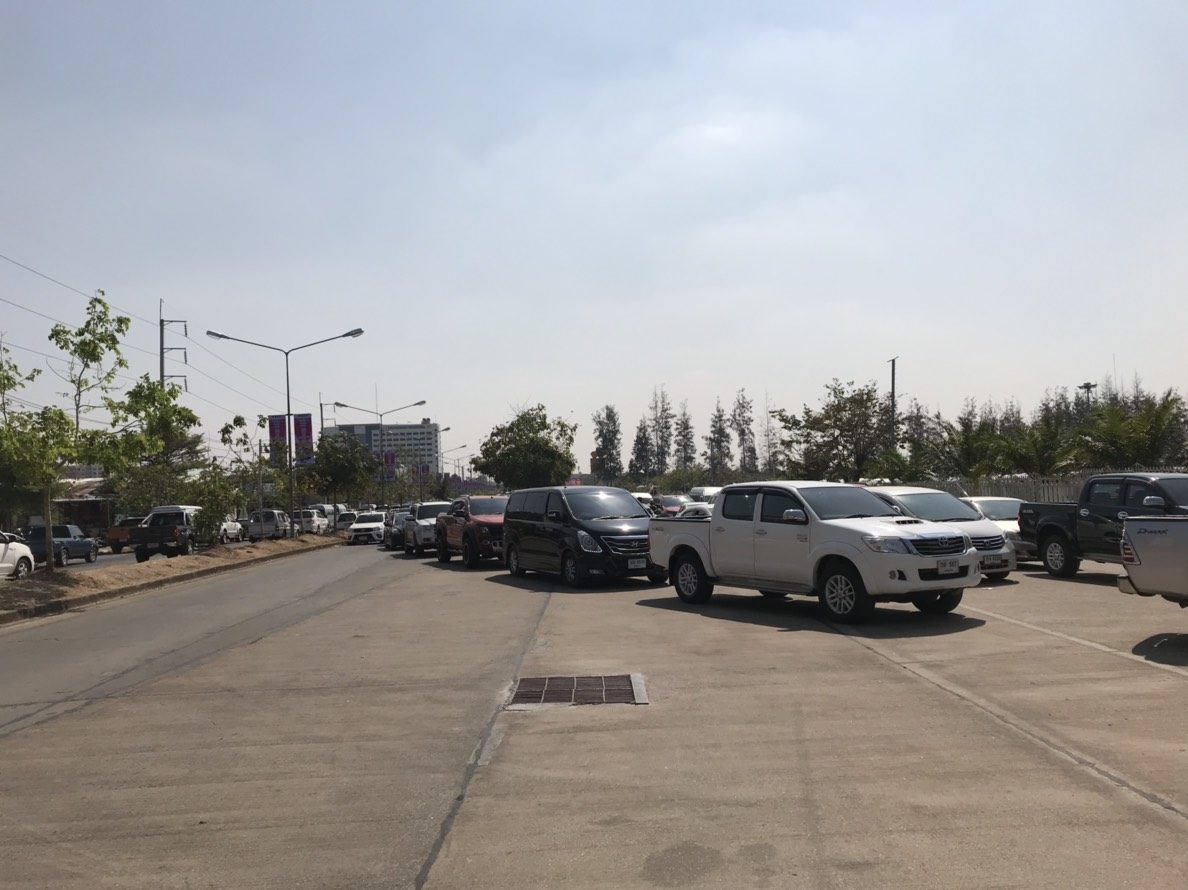 สวดพระอภิธรรม"หลวงพ่อคูณ" วันที่ 6 รถแน่น ตร.เร่งจัดระเบียบรถจอดขวางถนน