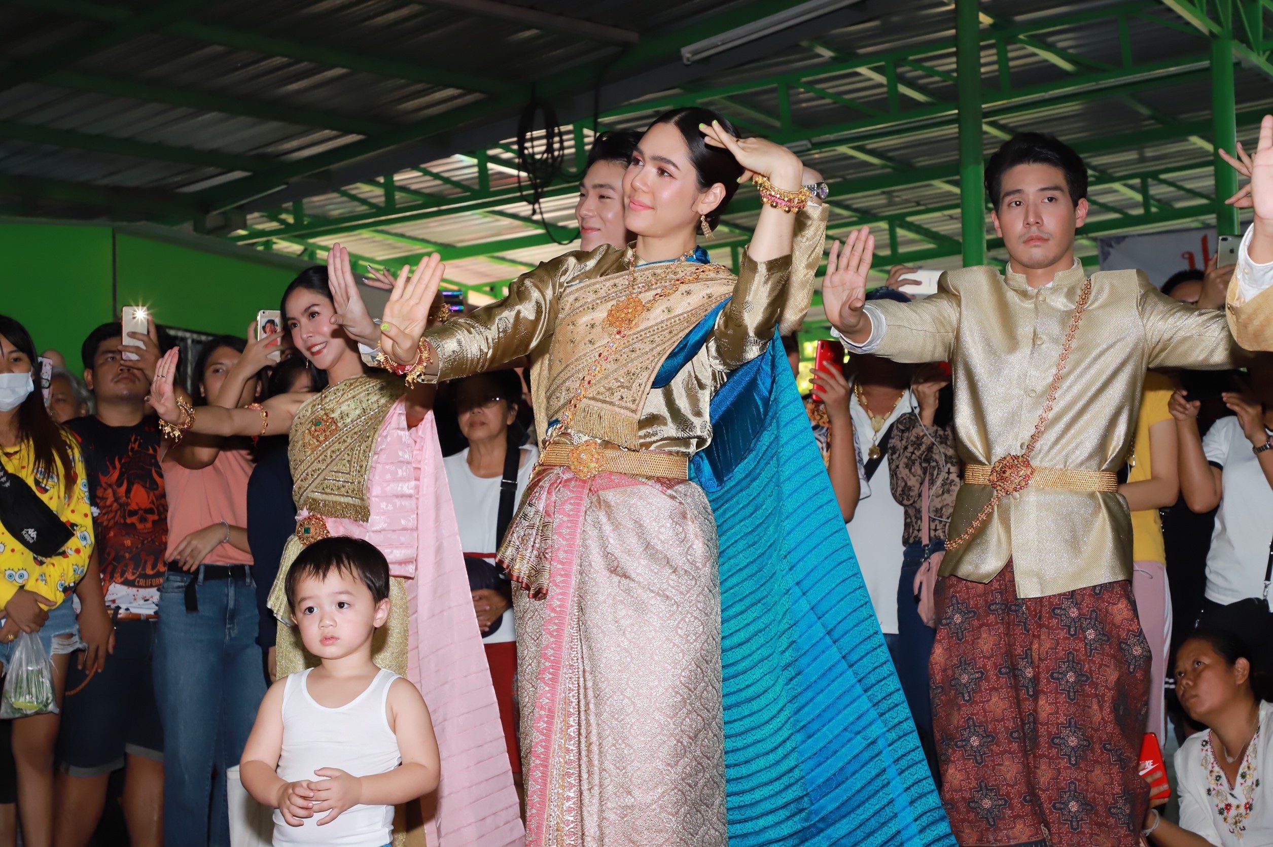 บรรยากาศสุดคึกคัก 'ชมพู่ อารยา' นำทีม ตุ๊ดซี่ส์ แอนด์ เดอะเฟค รำแก้บนย่านาค (ภาพชุด+คลิป)