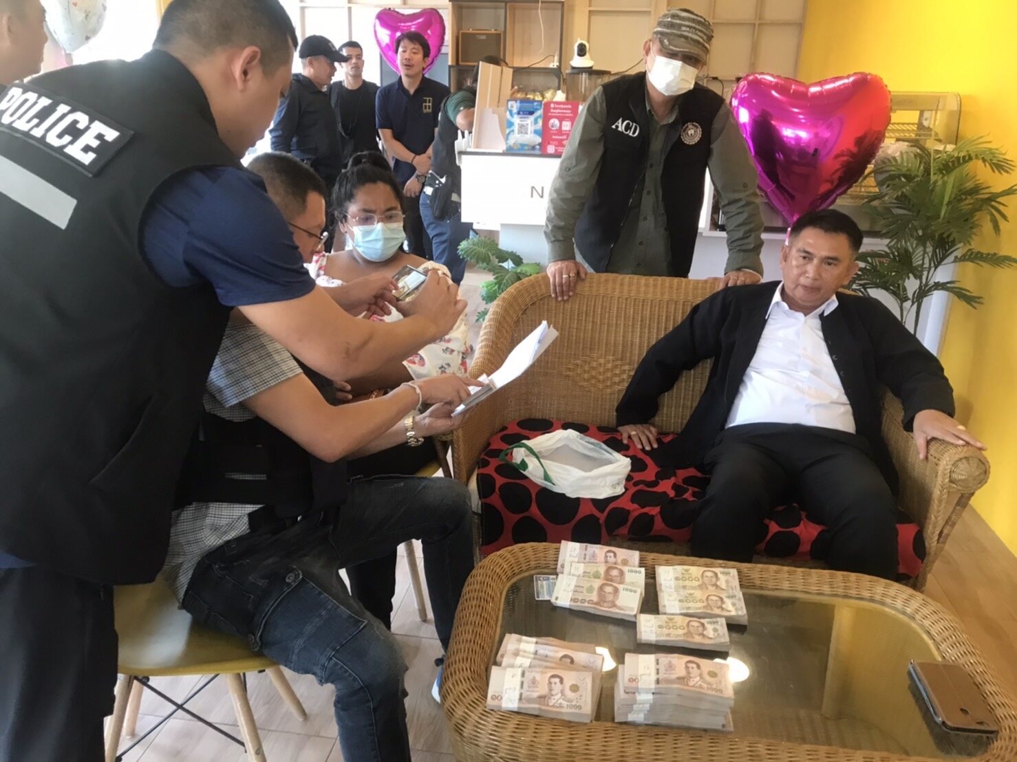 คาหนังคาเขา รวบ ผอ.ทส.มุกดาหาร ร่วมเรียกรับสินบนนักค้าไม้ชาวลาวกว่า 2 ล้าน