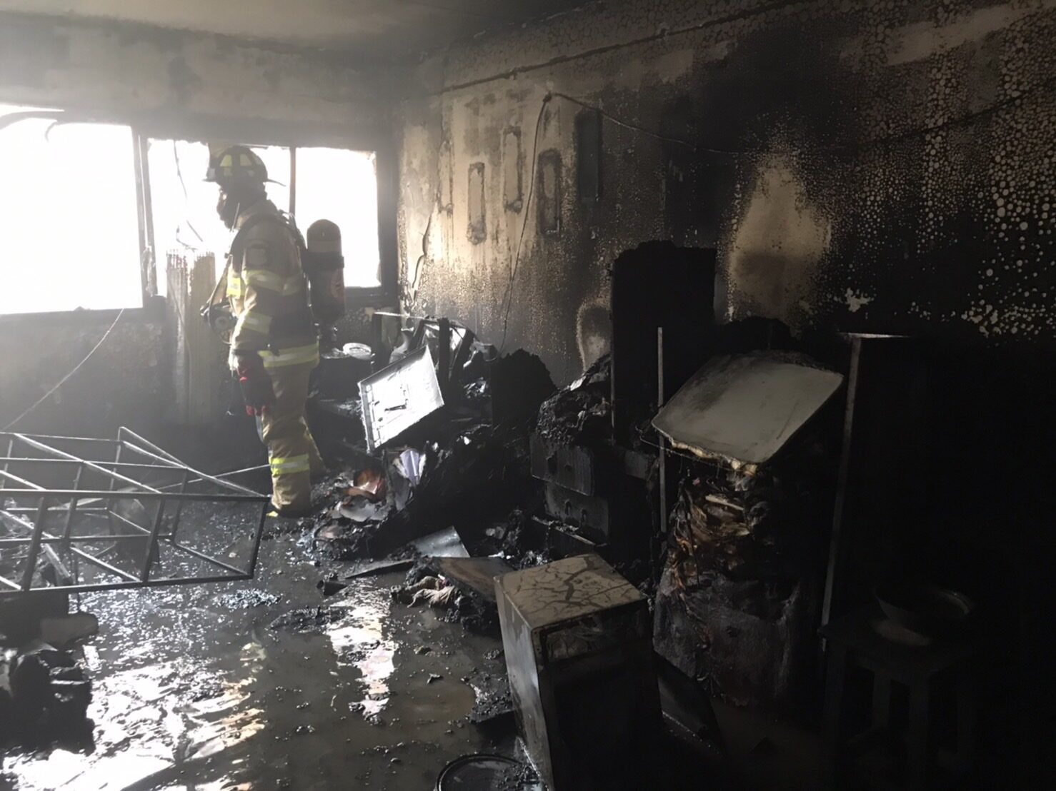 ไฟไหม้คอนโดเมืองทองธานี เจ็บ 3 ราย เจ้าของห้องเผย จุดธูปเทียนบูชาพระทิ้งไว้ก่อนไปข้างนอก