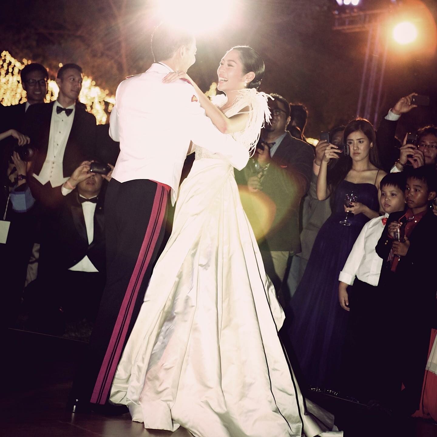 เสธ.ดอลลาร์ โพสต์ซึ้ง ครบรอบแต่งงาน 10 ปี 'ไม่มีวันใดที่จะรักน้อยลง'