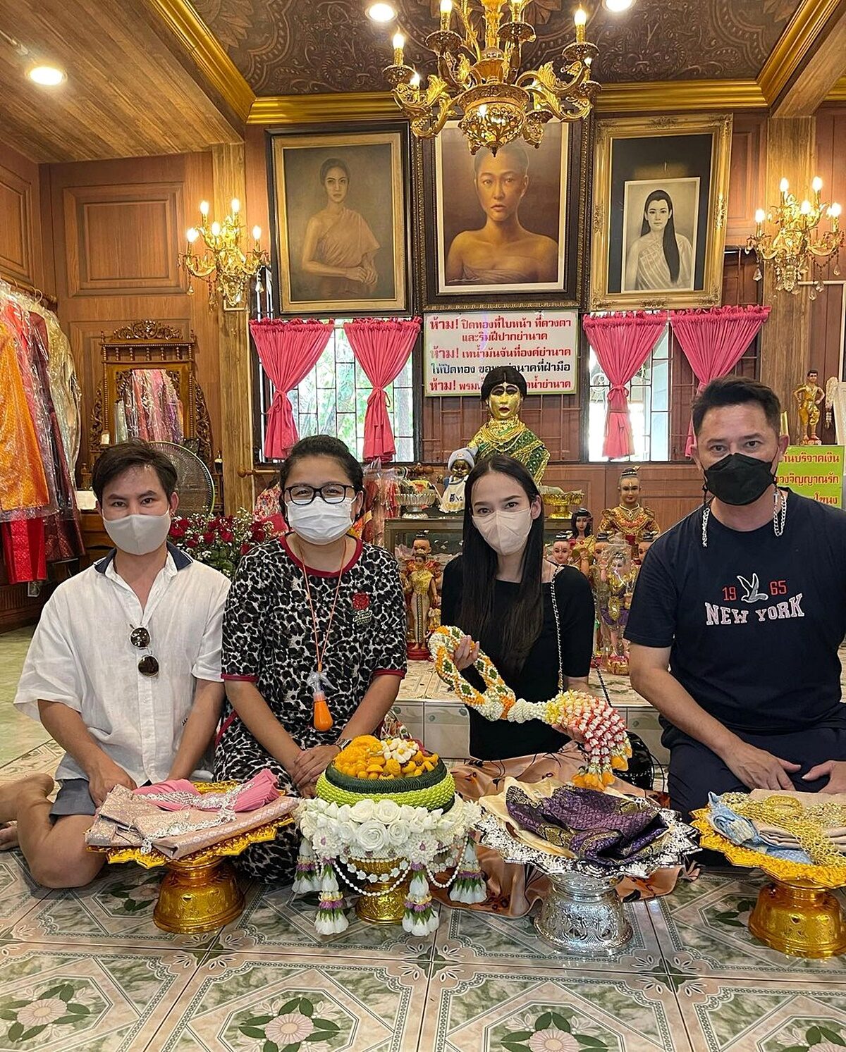 อั้ม-พัชราภา หอบขนมไทย-ชุดไทย ไหว้ย่านาค