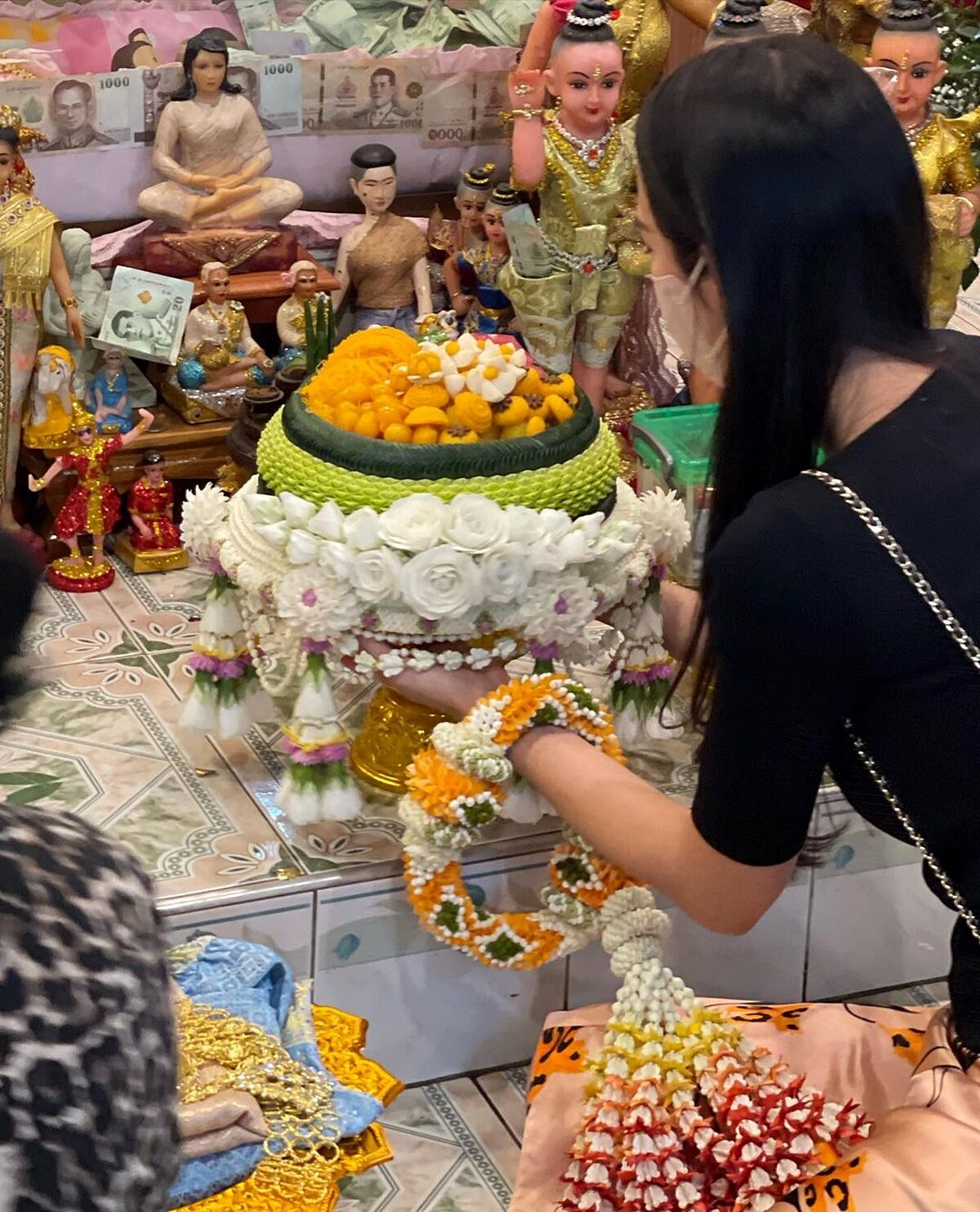 อั้ม-พัชราภา หอบขนมไทย-ชุดไทย ไหว้ย่านาค