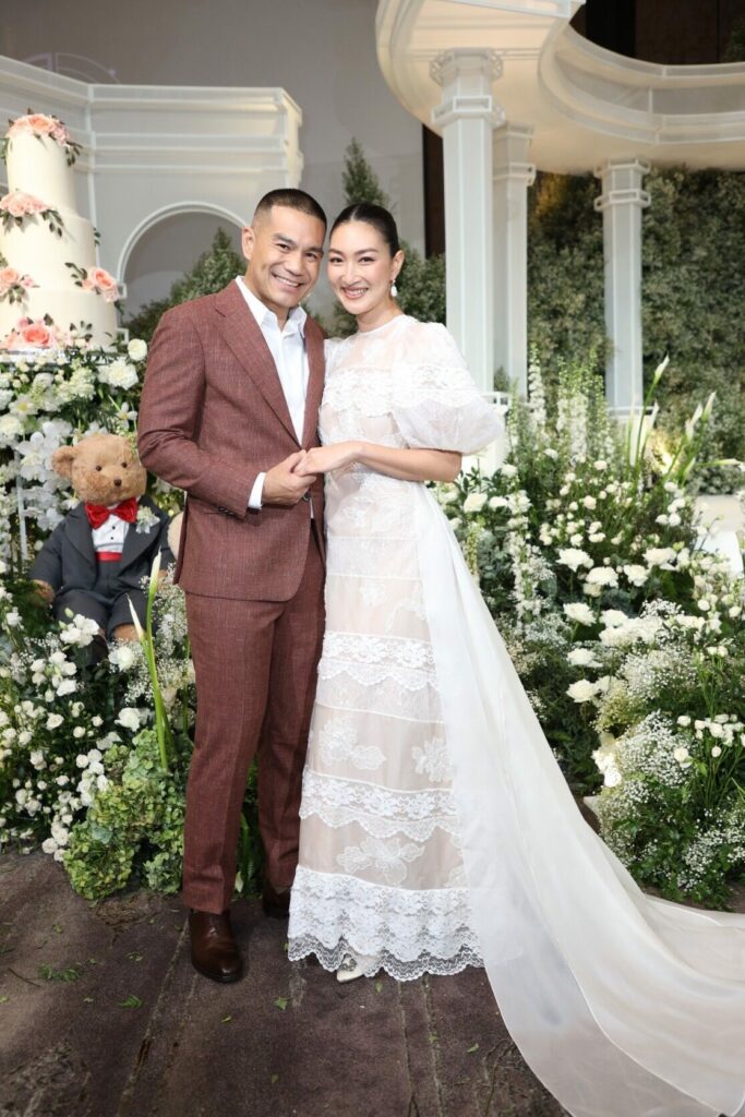 ส่อง 7 ชุดแต่งงานผ้าไทยของ แพนเค้ก เขมนิจ ในวันวิวาห์จาก 7 แบรนด์ดัง