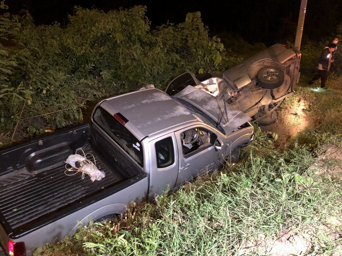Pick-up crashes into the back of a pick-up truck, injuring 3 seriously ...