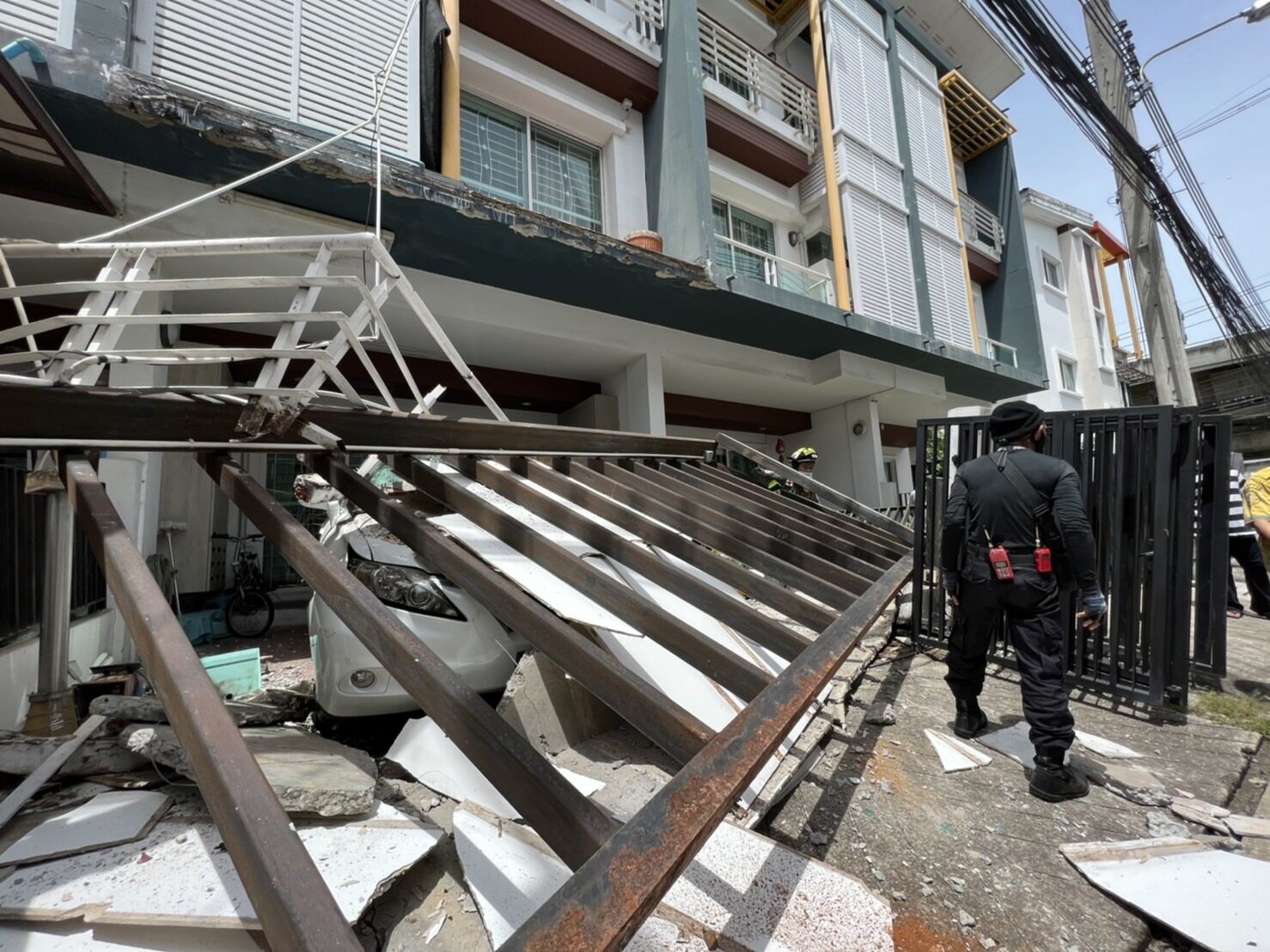 shock! Balcony on the 2nd floor collapsed on a friend, daughter - car ...