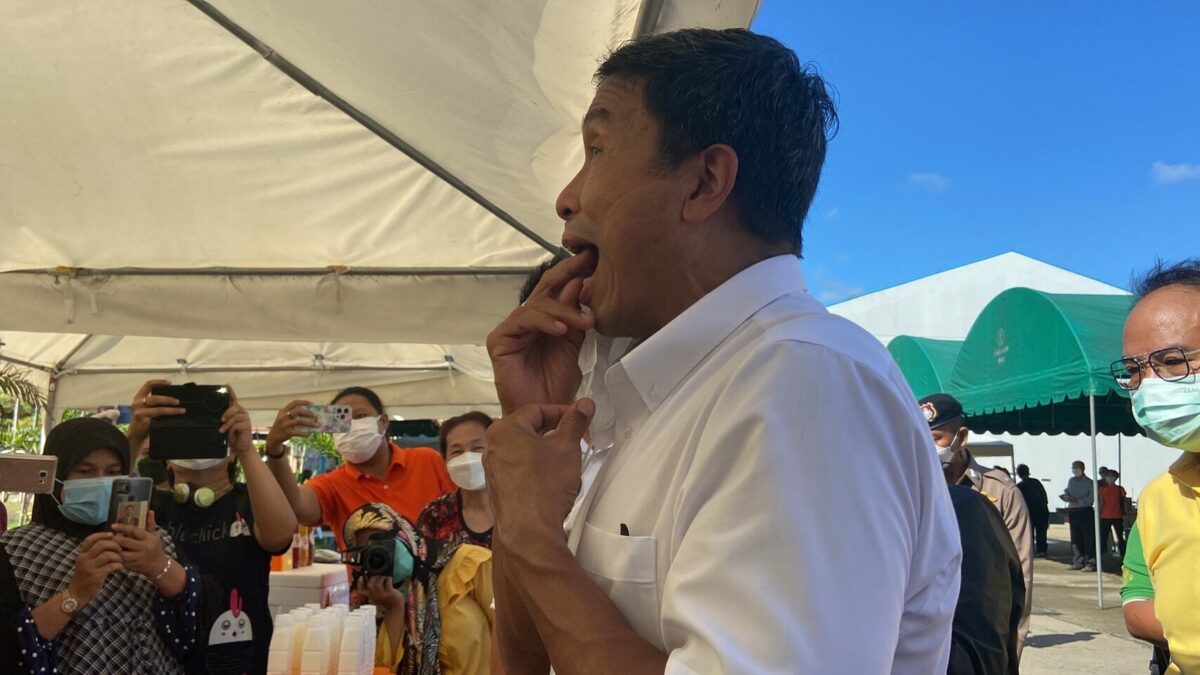 ชัชชาติ สัญจร 'ทุ่งครุ' ปลูกแคนา สวนธนบุรีรมย์ แวะตัดผม กระซิบ 'ขอร้อง ...