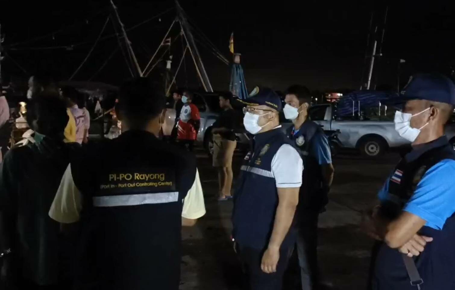 คลื่นยักษ์ซัดเรือประมงล่ม! ช่วยระทึก 7 ลูกเรือลอยคอ ไต้ก๋งยังสูญหาย