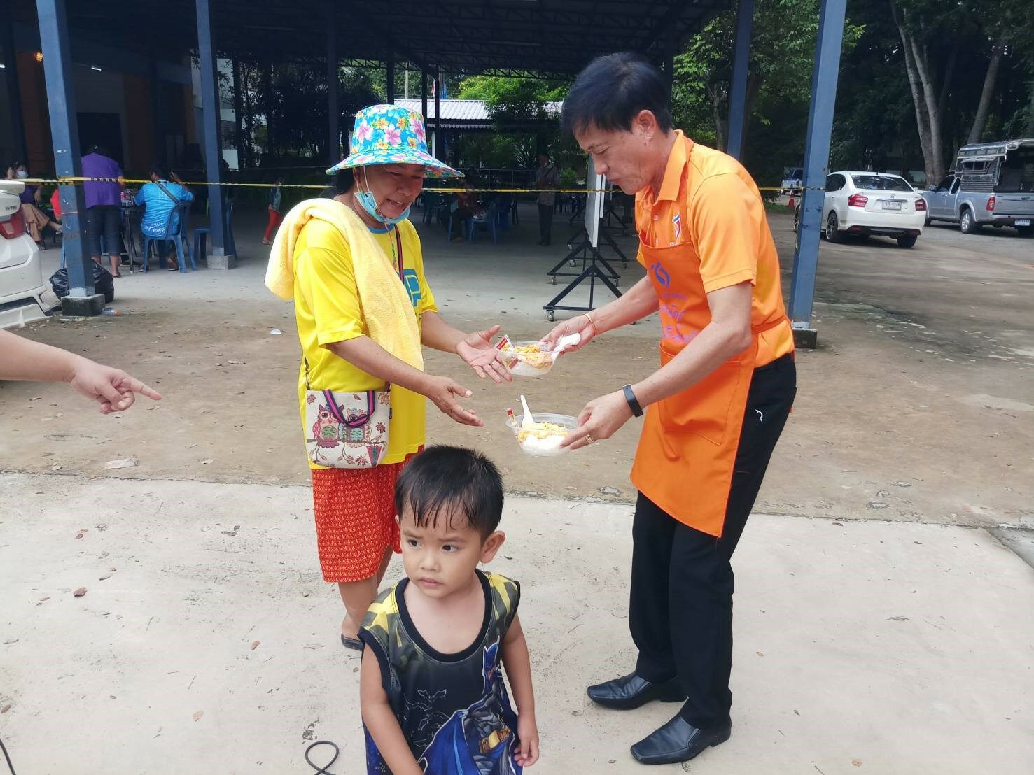 สจ.สมบัติ ส่ง Food Truck แจกข้าว สู้ของแพง ช่วยเหลือประชาชน ที่ อ.ขามทะเลสอ