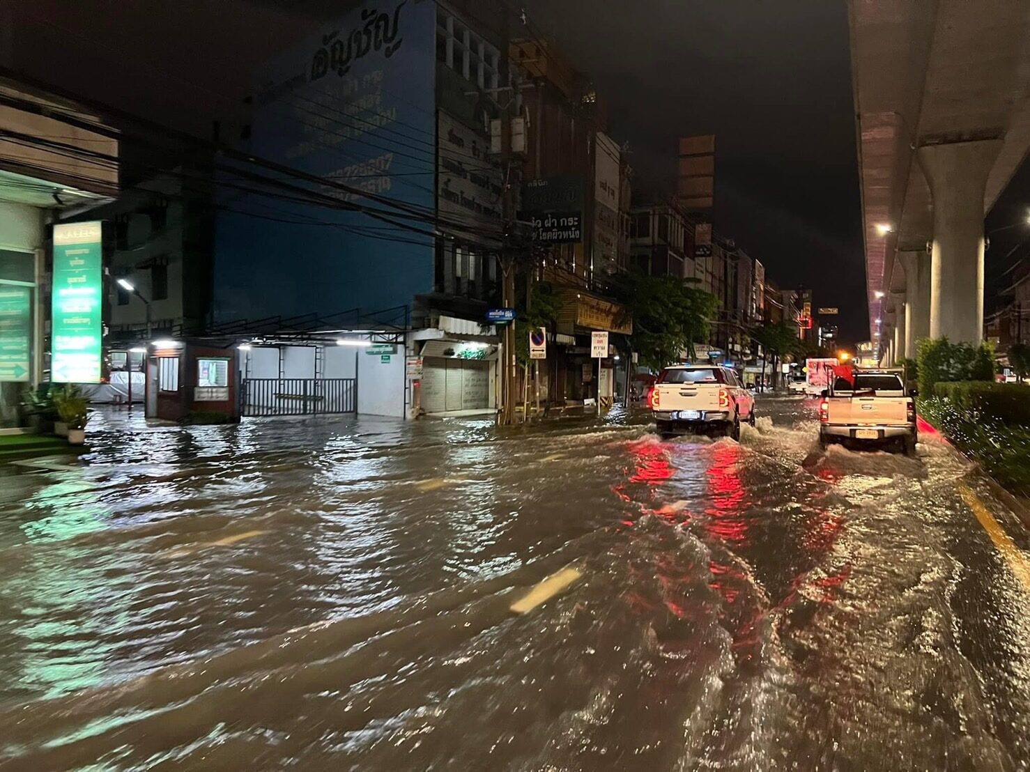 5 ทุ่ม บางเขนยังอ่วม ซอยย่อยท่วม 50 ซม. พหลโยธิน-เทพรักษ์ 15 ซม.