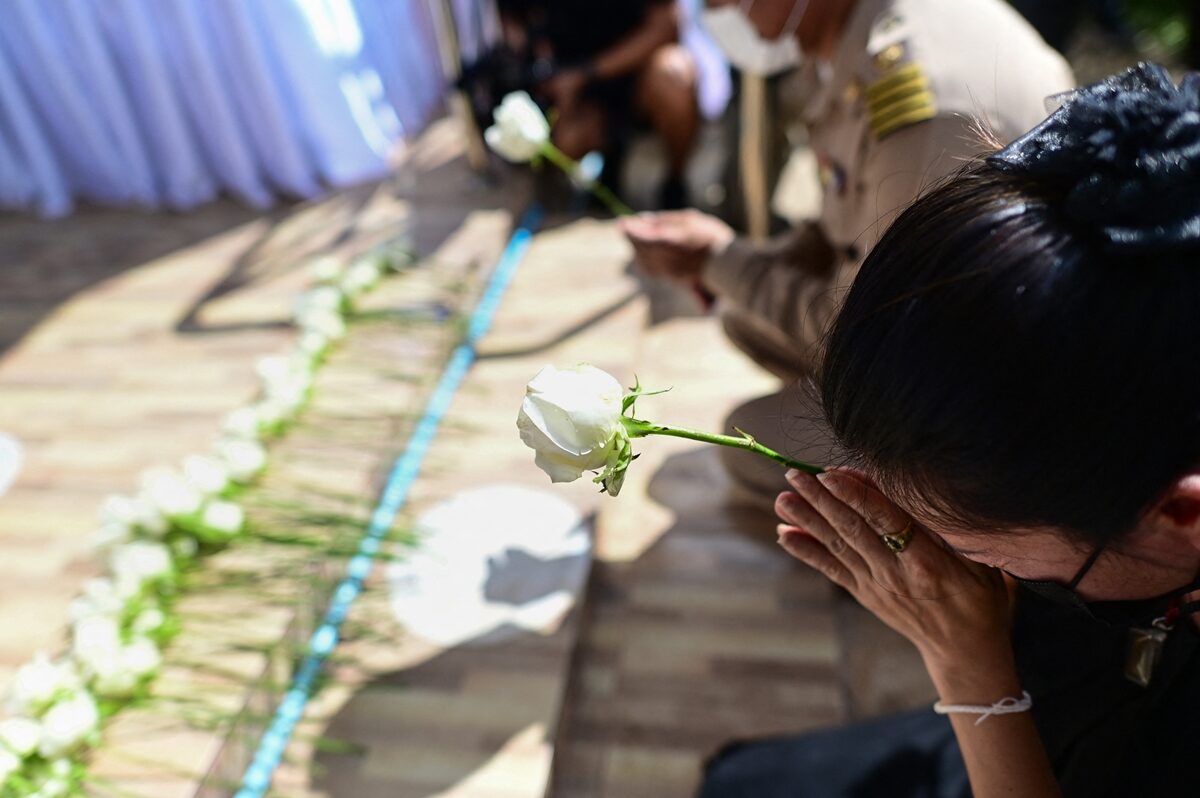 บรรยากาศสุดเศร้า พ่อแม่ถือขวดนม-กอดผ้าห่ม วางกุหลาบอาลัย เสียงร่ำไห้ระงม