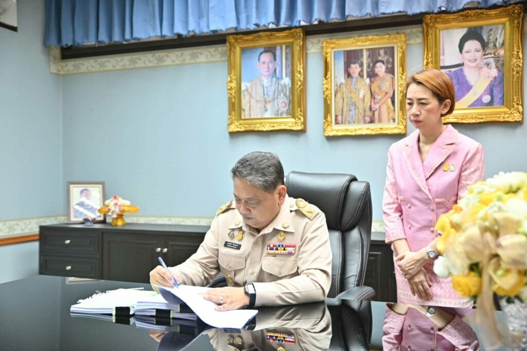 'แมนรัตน์ รัตนสุคนธ์' สักการะสิ่งศักดิ์สิทธิ์ในโอกาสเข้ารับตำแหน่งใหม่ 'อธิบดีกรมการปกครอง คนที่ 39'