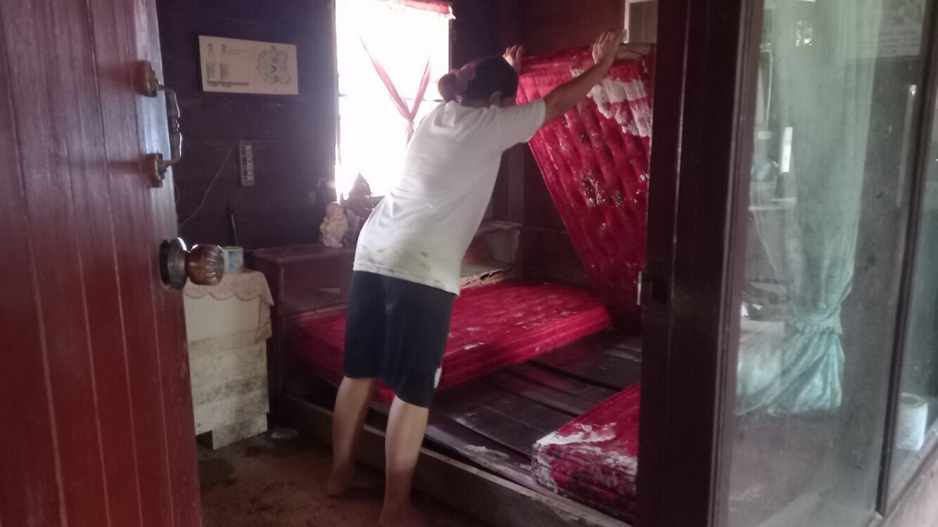 พายเรือมาดูบ้าน หลังอ่างทองน้ำลด ข้าวของเสียหายทั้งหมด เผยน้ำมาเร็ว ได้แต่ทำใจ