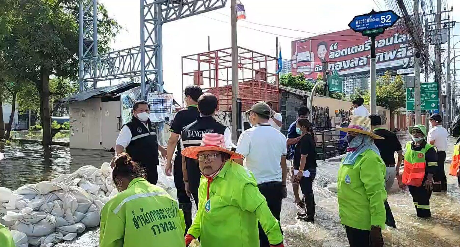 น้ำหนุนตามนัด 'ชัชชาติ' ออกแรงอุดกระสอบ จุดปริ่ม ถ.พระราม 3 'ขึ้นสูงสุดในรอบปี' รีบระบายลงคลอง ...