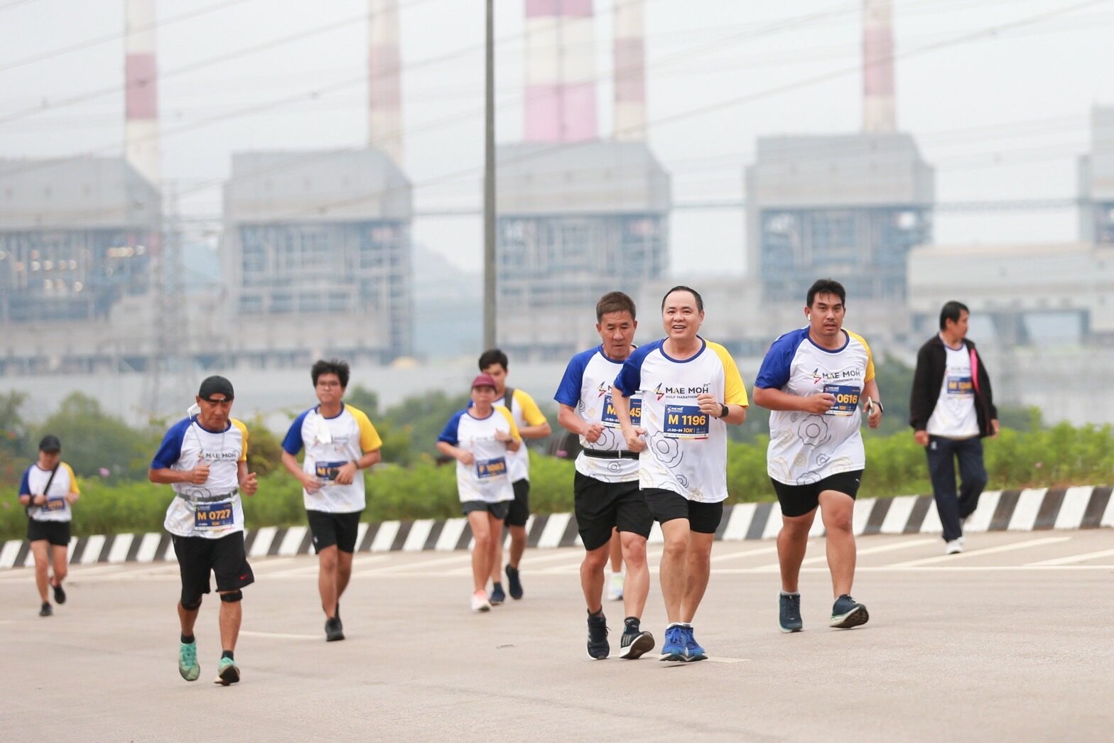 นักวิ่งเกือบ 4 พันคนร่วม แม่เมาะฮาล์ฟมาราธอน ครั้งที่ 29 ยกระดับสนามมาตรฐานกรีฑาโลก