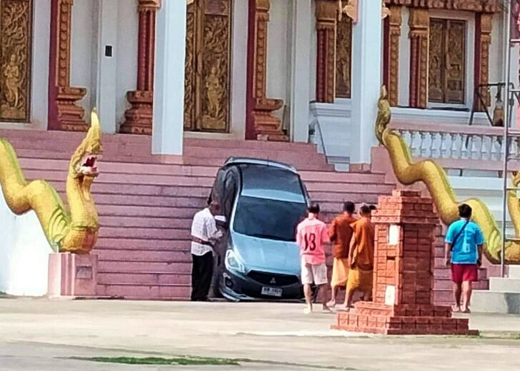 เก๋งเกียร์อาร์ ถอยพุ่งขึ้นบันไดโบสถ์วัดดังขอนแก่น