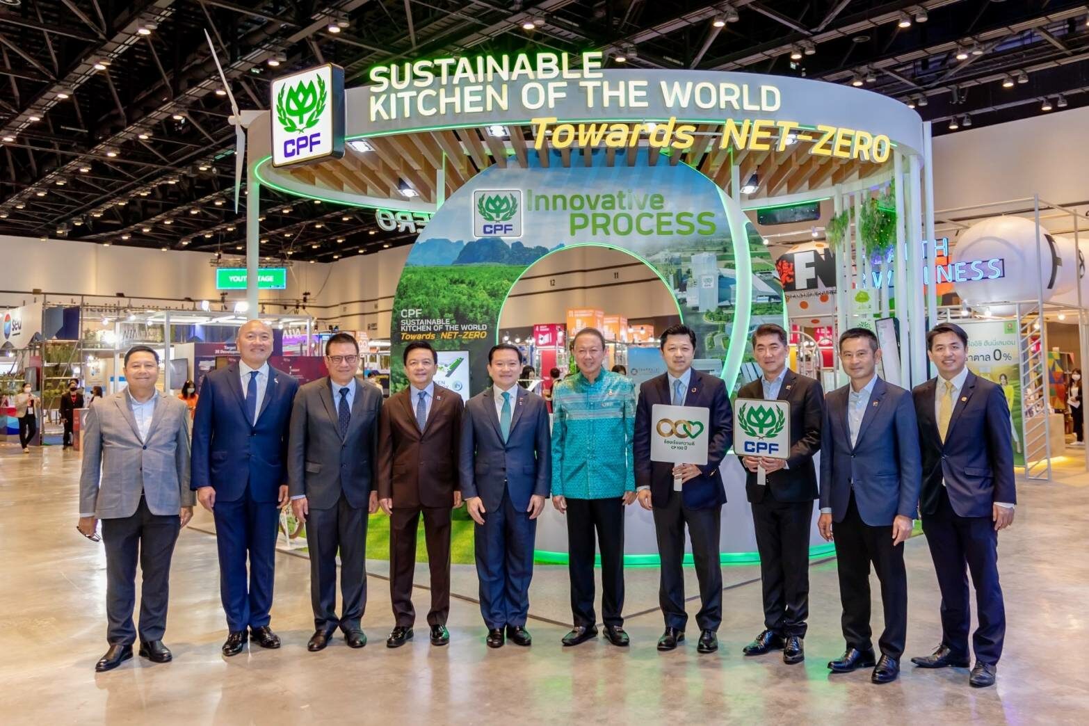 หอการค้าไทย-ซีอีโอศุภชัย พร้อม CEO ภาคเอกชนชั้นนำของไทย ชมบูธ CPF ในงาน SX 2022