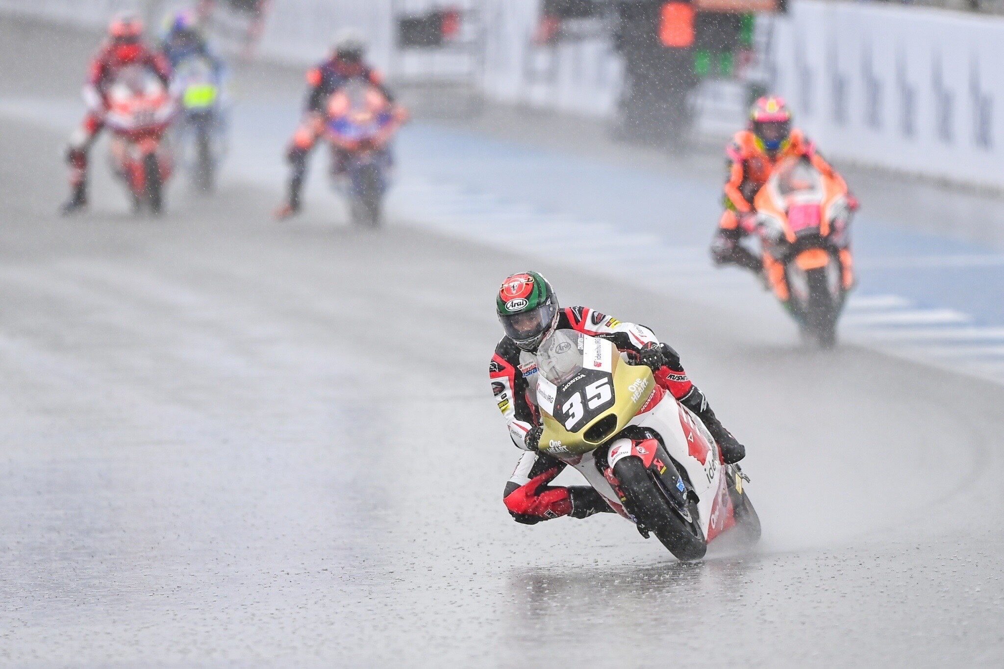 สมเกียรติ พุ่งนำก่อนฝนถล่มพลาดล้มโมโตทู โฮมเรซ แฟนแห่ส่งกำลังใจ