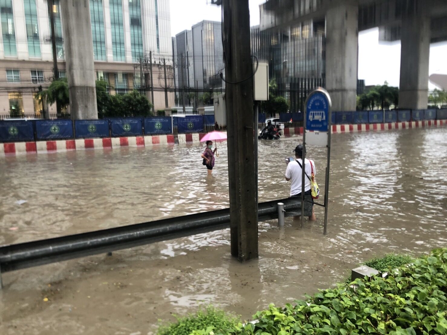 กรุงเทพฯอ่วม หลายเส้นท่วมถนน บางพลัดเสาไฟฟ้าโค่น-รามอินทรา เริ่มทะลัก ...