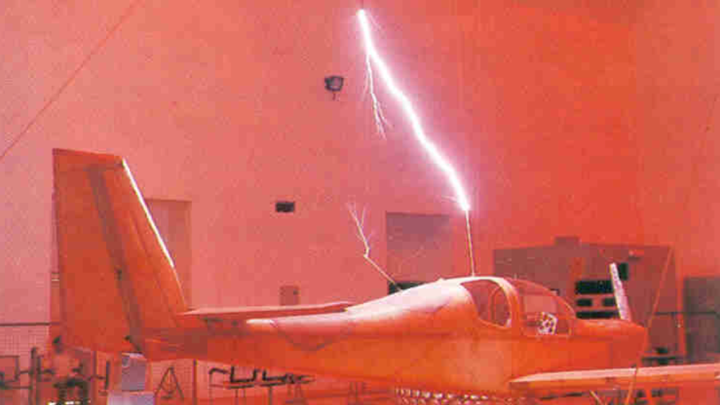 Science Insights : ดร. บัญชา ธนบุญสมบัติ ฟ้าผ่ากับอากาศยาน โดย ดร. ...