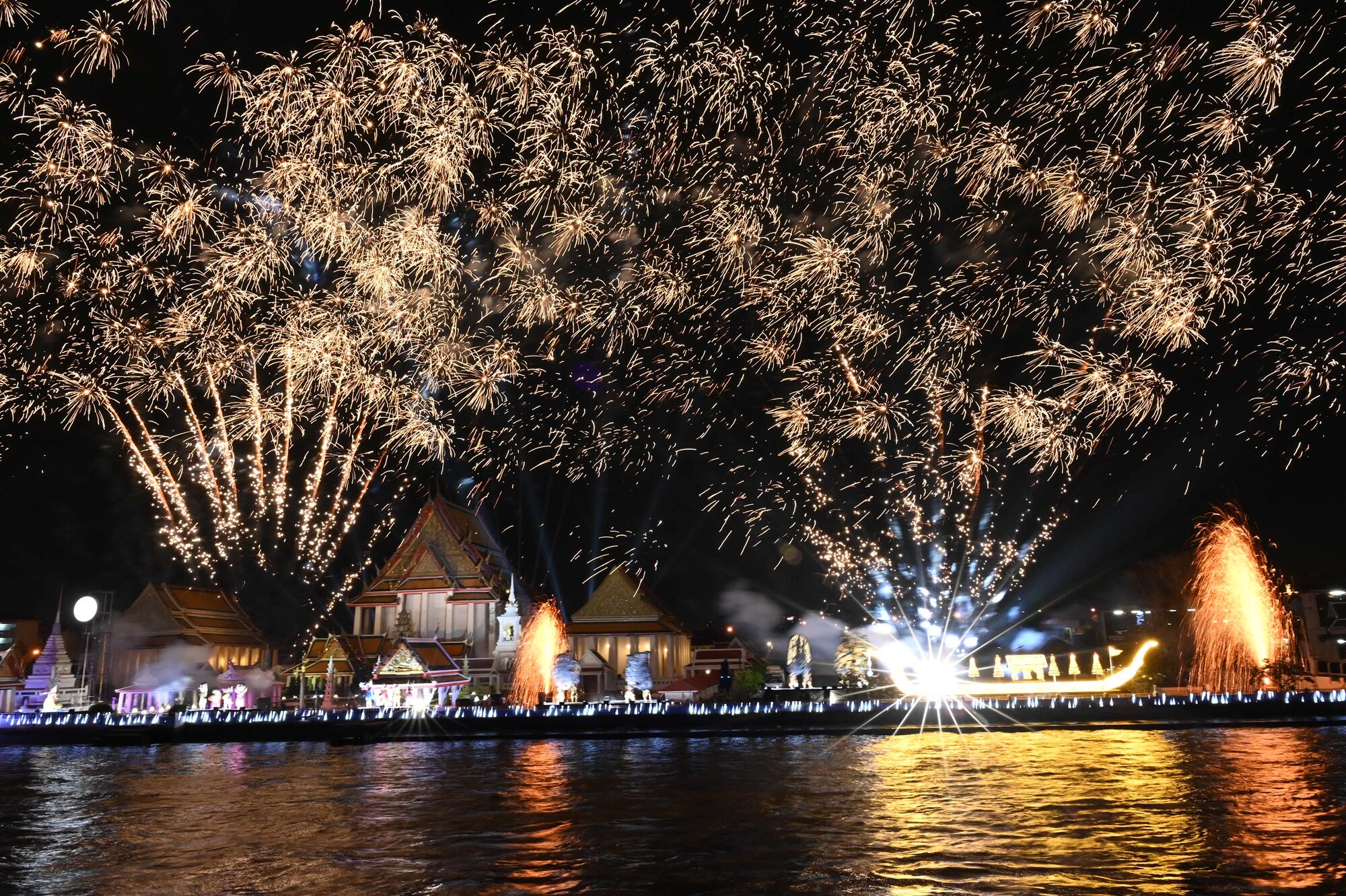 ‘ททท.’ จัดใหญ่ ‘VIJIT CHAO PHRAYA’ รังสรรค์แสงสีเติมบรรยากาศรับประชุมเอเปค