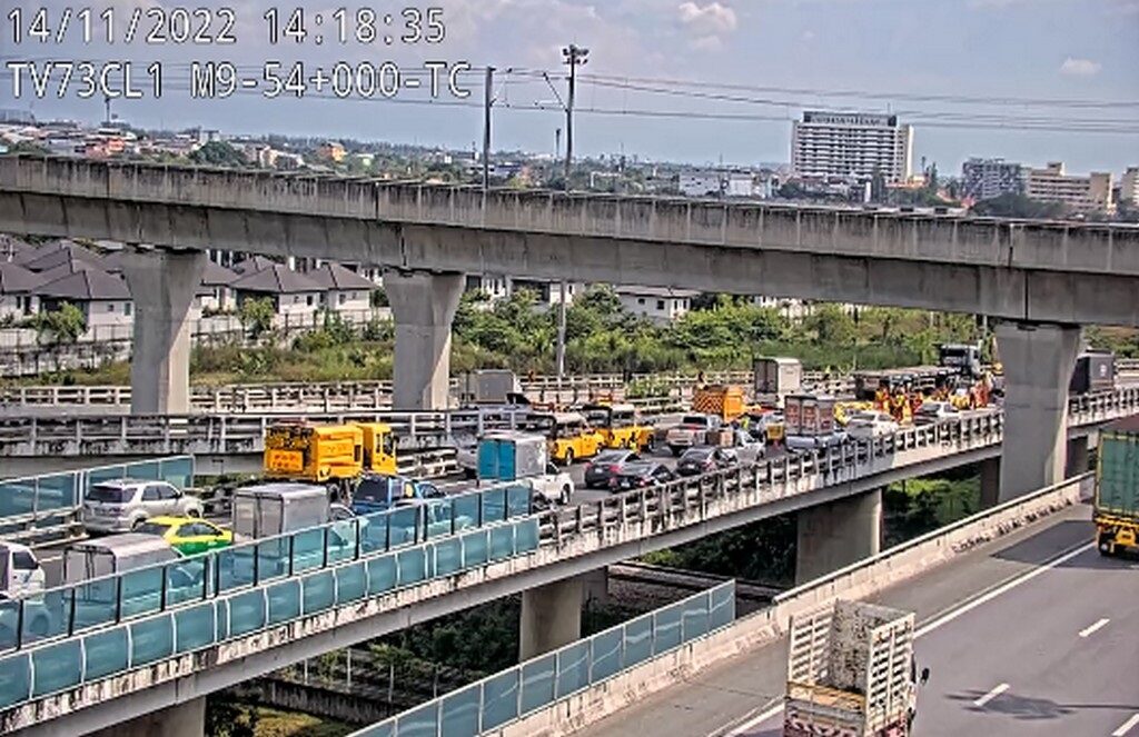 จราจรหนึบ! รถบรรทุก ทำ 'กระสอบข้าวเปลือก' ตกเกลื่อนวงแหวนตะวันออก (ทล.9 ...