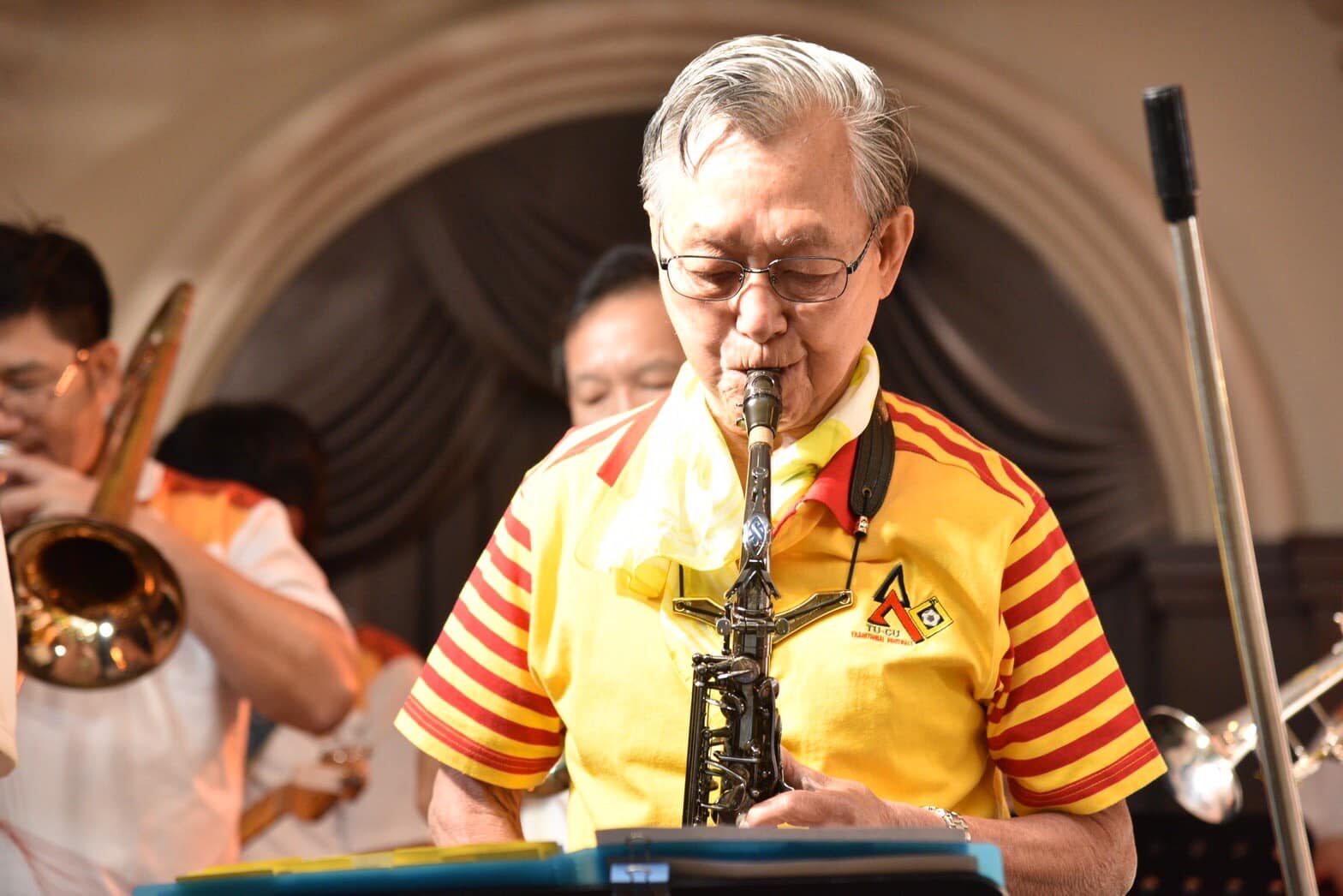 'ชวน หลีกภัย' โชว์เป่าแซกโซโฟน ร่วมกับวง TU BAND ในงาน 88 ปี คืนสู่ ...