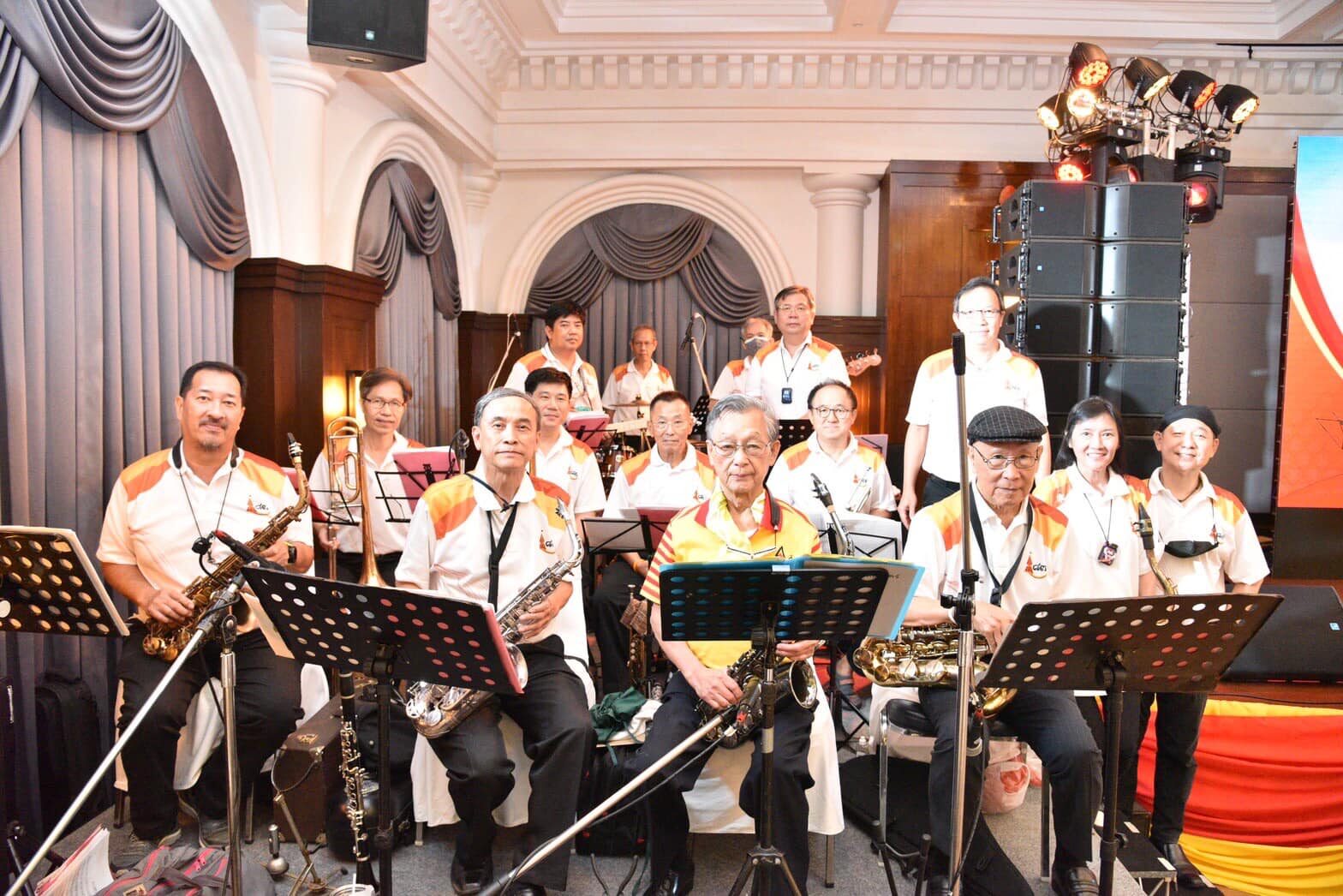 'ชวน หลีกภัย' โชว์เป่าแซกโซโฟน ร่วมกับวง TU BAND ในงาน 88 ปี คืนสู่ ...