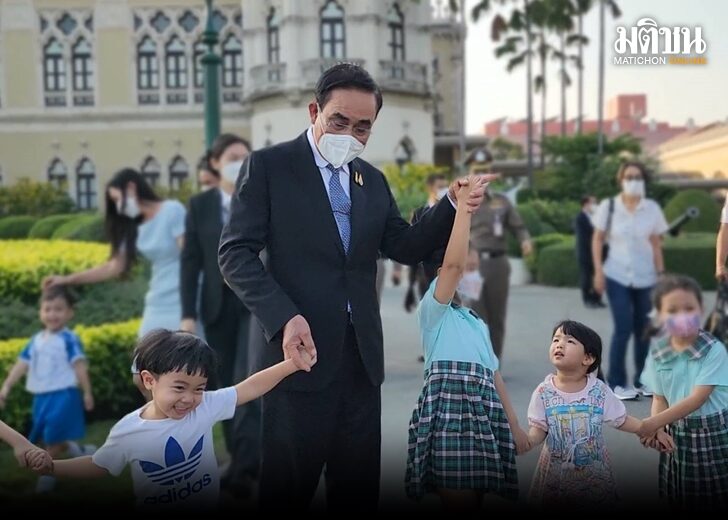 บิ๊กตู่ เซอร์ไพรส์จูงมือลูกขรก.ทำเนียบ ดูไดโนเสาร์ บอกอย่ากลัว ตายไป ...