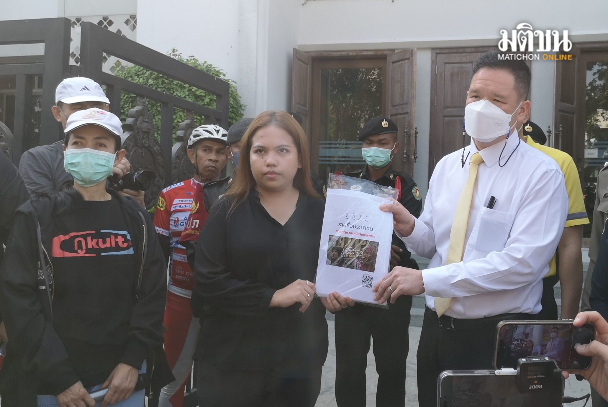 ตามหาที่พึ่งประชาชน! ยื่น 6,514 ชื่อถึงปธ.ศาลฎีกา แถลงย้ำ 3 ข้อตะวัน-แบม ‘บุ้ง’ ขีดเส้น 3 วันจะ ...