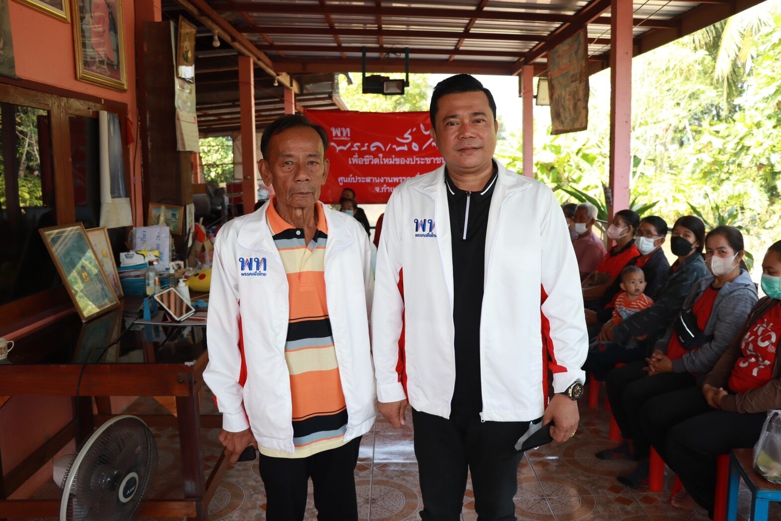 เสื้อแดงกำแพงเพชร-กลุ่มสมาชิก พท. บุกให้กำลังใจ 'วีระศักดิ์ สุ่นสา'