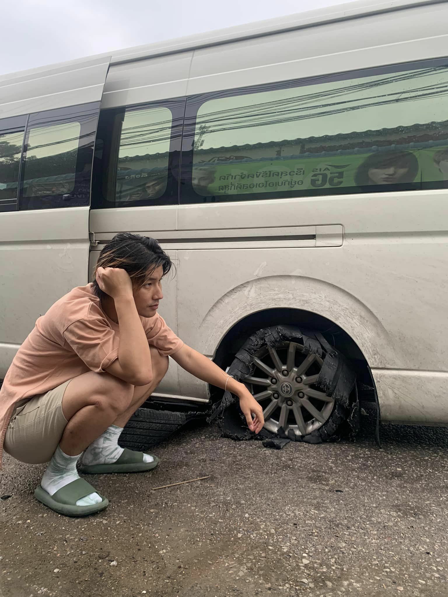 ควันหลง วันหวยออก แฟนคลับเฮลั่น หลังวง 'ANATOMY RABBIT' โพสต์ภาพรถตู้ยางแตก