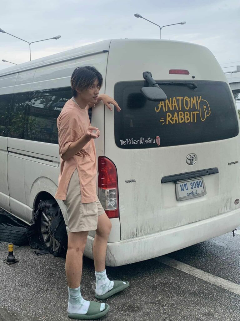 ควันหลง วันหวยออก แฟนคลับเฮลั่น หลังวง 'ANATOMY RABBIT' โพสต์ภาพรถตู้ยางแตก